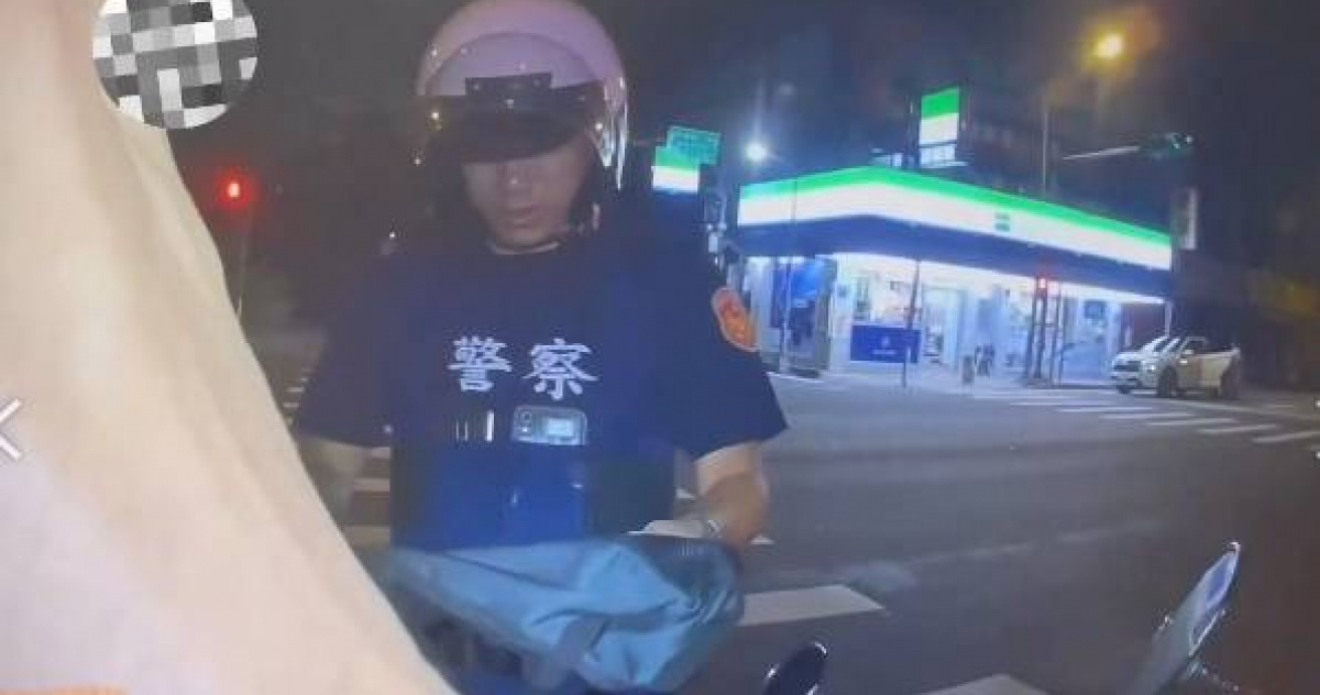 男深夜騎機車腳踏板凸一物！警打開驚見雙刀 他辯：朋友的 | 社會 | CTWANT