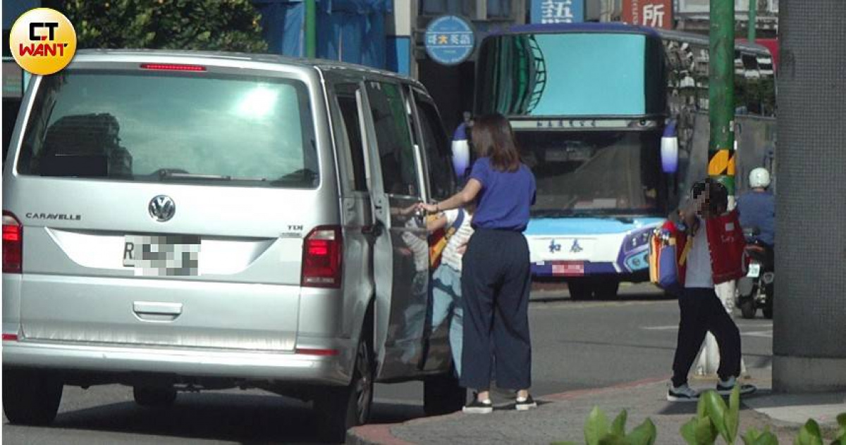 白牌娃娃車1／不合格娃娃車滿街跑 直擊疑似白牌車台北接送幼生 | 政治 | CTWANT