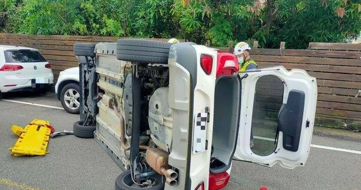 台中沙鹿2女駕駛自小客車碰撞側翻 驚險救援送醫無生命危險 | 社會 | CTWANT