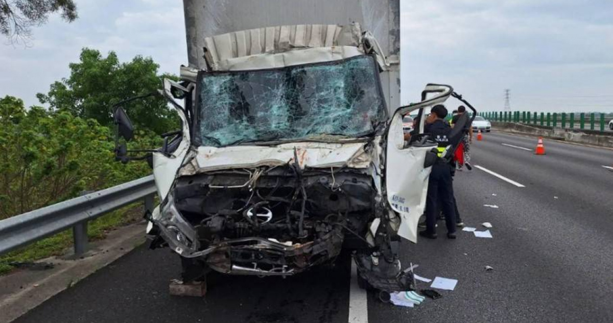 驚悚一幕！國3大貨車高速猛撞砂石車 39歲男送醫搶命仍不治 | 社會 | CTWANT