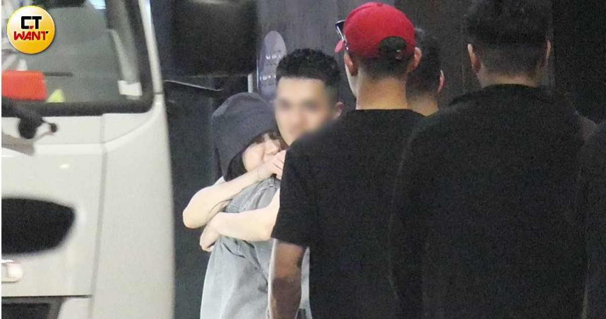 雨中浪漫情2／陳華友人面前大方激吻 阿璞穩交蔡黃汝10年仍像熱戀 | 娛樂 | CTWANT