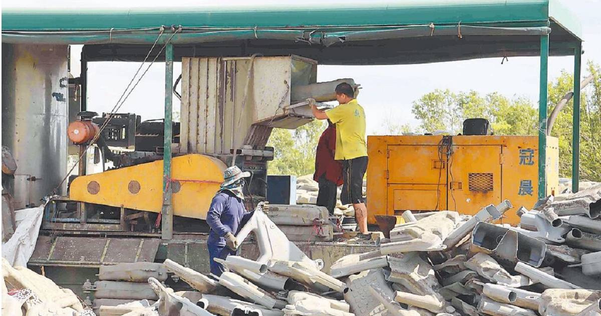 萬片光電板因丹娜絲颱風破損 嘉義新庄滯洪池仍有殘骸！環境部再罰300萬 | 生活 | CTWANT