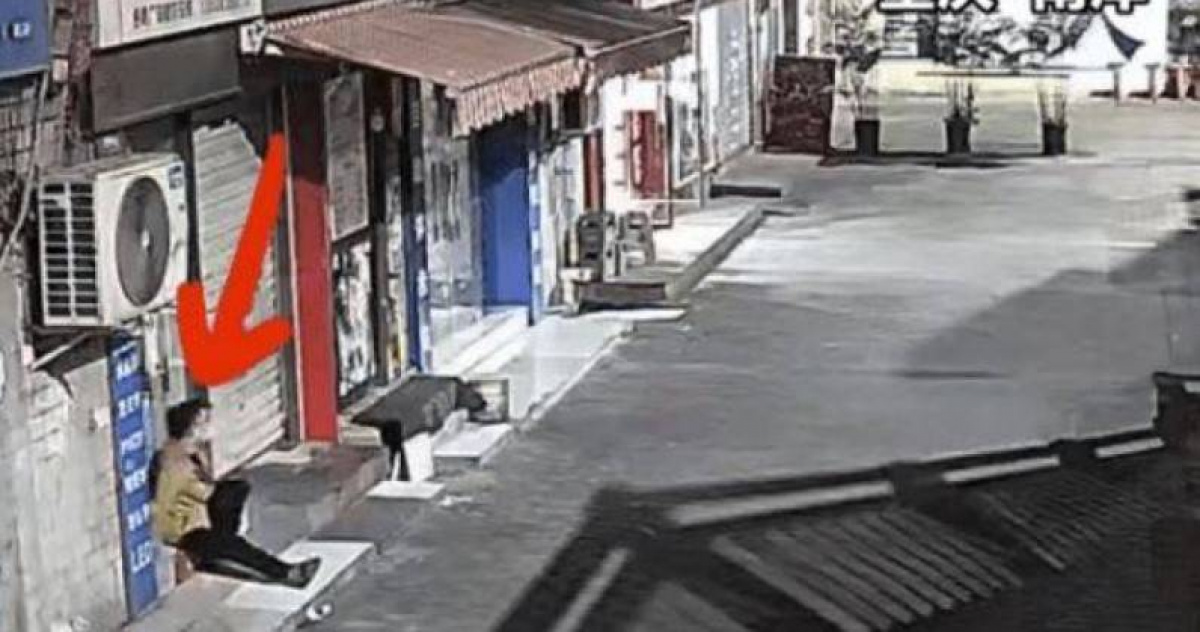 店裡狂遭竊…監控驚見賊施展「縮骨功」 170公分鑽20公分門縫 | 國際 | CTWANT