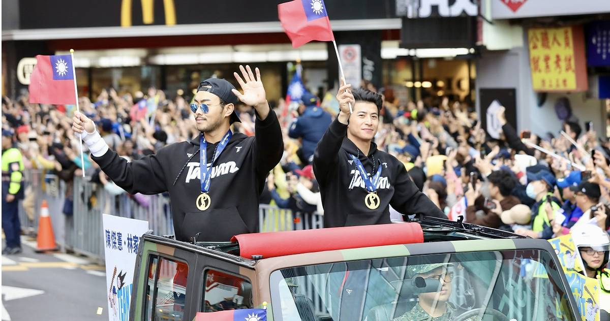 中華隊英雄遊行「2人氣巨星」同車！ 粉絲超暈：簡直帥爆 | 生活 | CTWANT