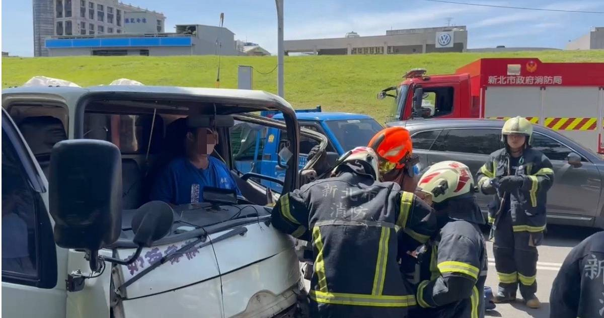 快訊／新莊環堤大道4車連撞 座位變形駕駛困車內 | 社會 | CTWANT