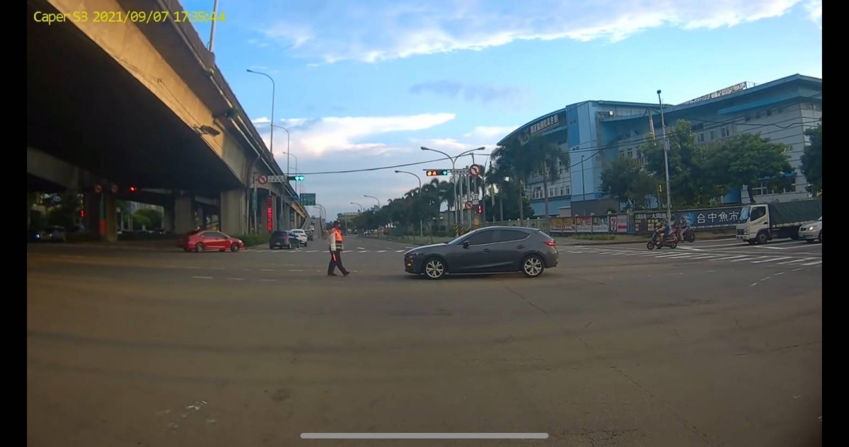 義交好兇猛！阿伯肉身擋闖紅燈車 網友狂讚「這種義交respect！」 | 社會 | CTWANT