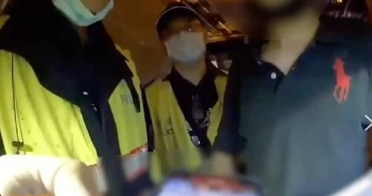 男戴帽坐台階「摸包包」！ 警眼尖逮收水人 | 社會 | CTWANT