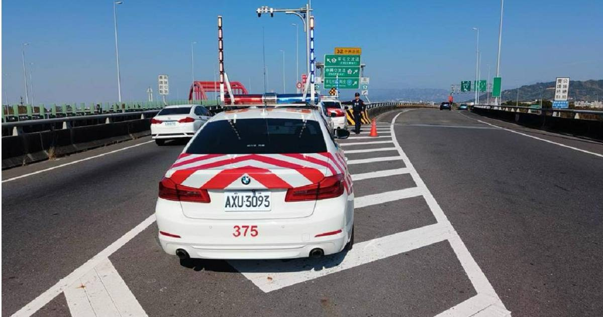 國道驚見騎士誤闖停路邊槽化線上喝水抽菸 最高慘吞6000元罰款 | 社會 | CTWANT