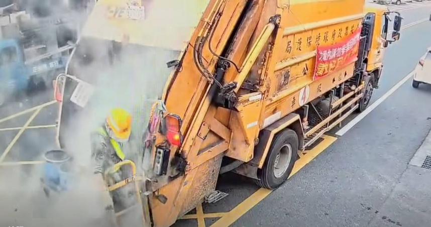 香灰整袋丟垃圾車爆開！清潔隊員「被噴滿身灰塵」 民眾痛批沒公德心