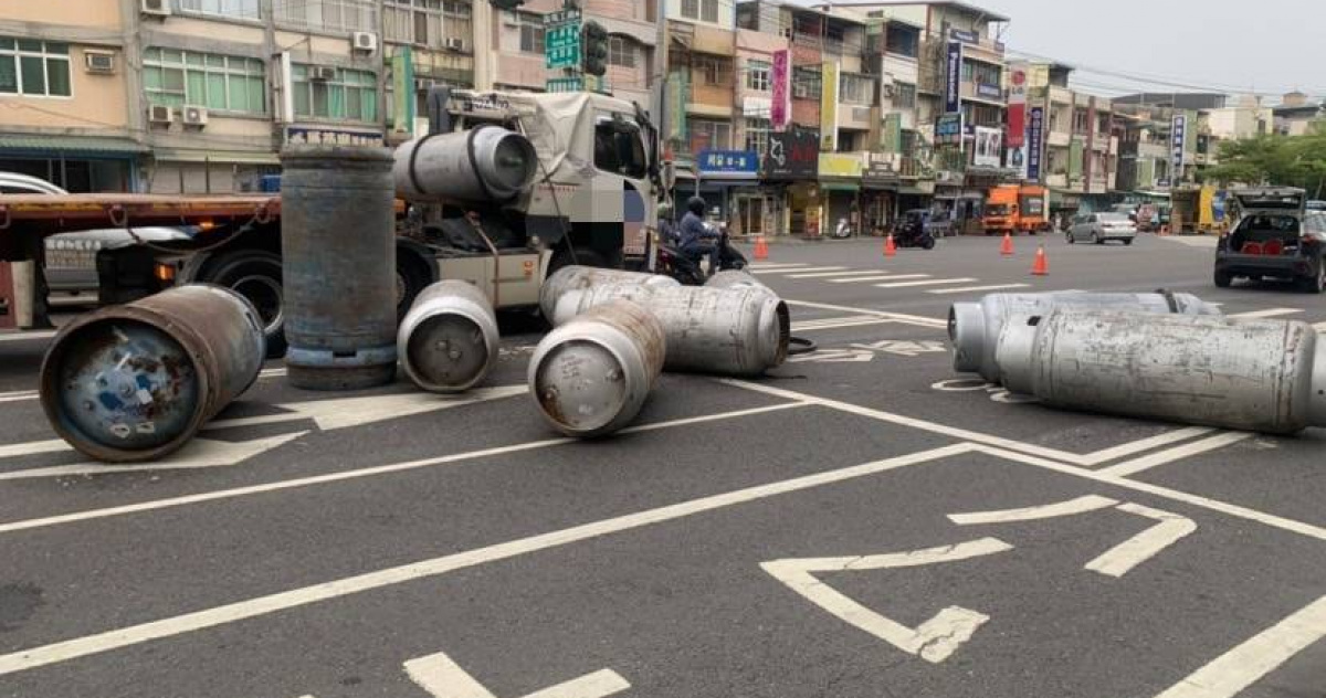 碰！拖板車紅燈煞停 9000公斤重鋼瓶掉一地 | 社會 | CTWANT