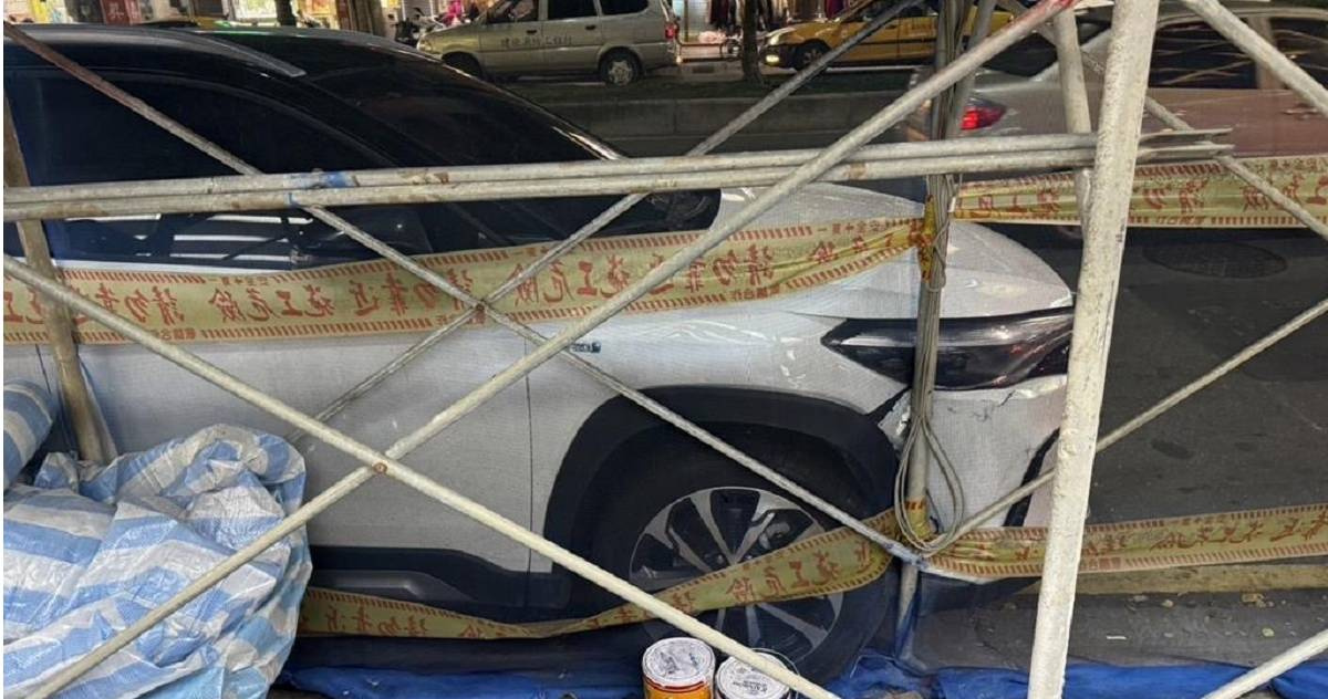 三重白色休旅車撞鷹架！駕駛疑吸毒神智不清 車內竟藏K他命 | 社會 | CTWANT