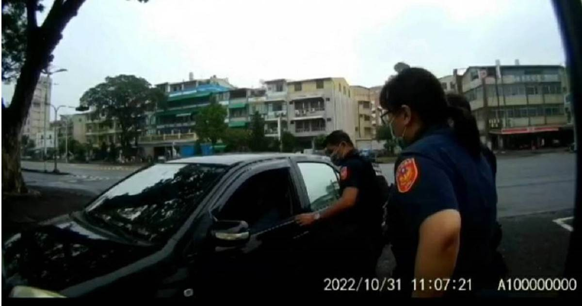 停警局門口按喇叭「沒下車」 警驚覺有異！查看發現女駕駛在求救 | 社會 | CTWANT