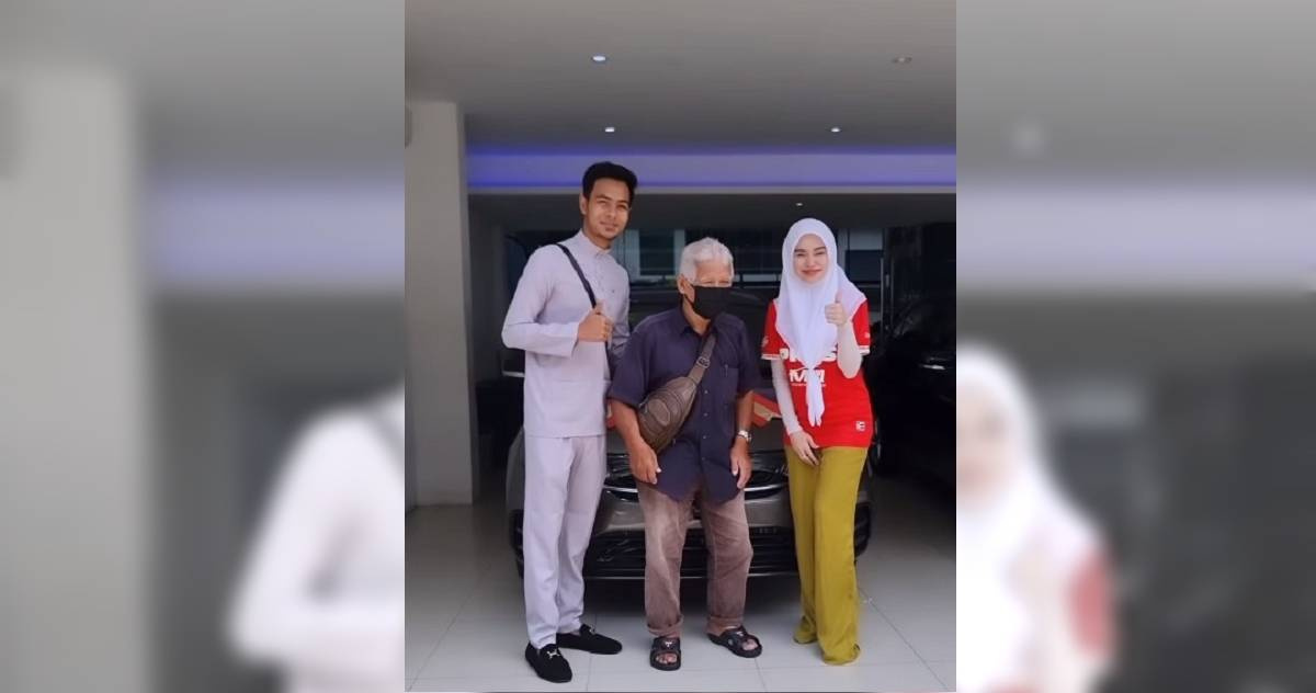 不忍68歲「駝背外送員」走路工作 大馬女網紅豪氣送「新車」 | 國際 | CTWANT