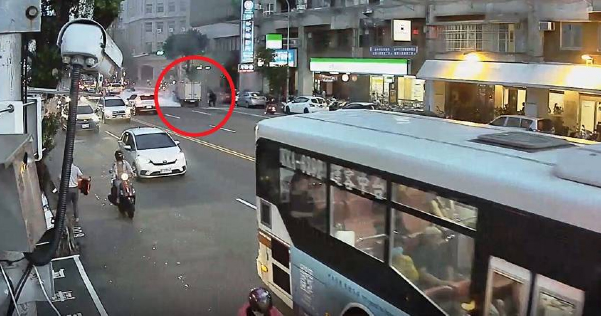 台中小貨車開到警所前突竄火舌 警方支援滅火 | 社會 | CTWANT