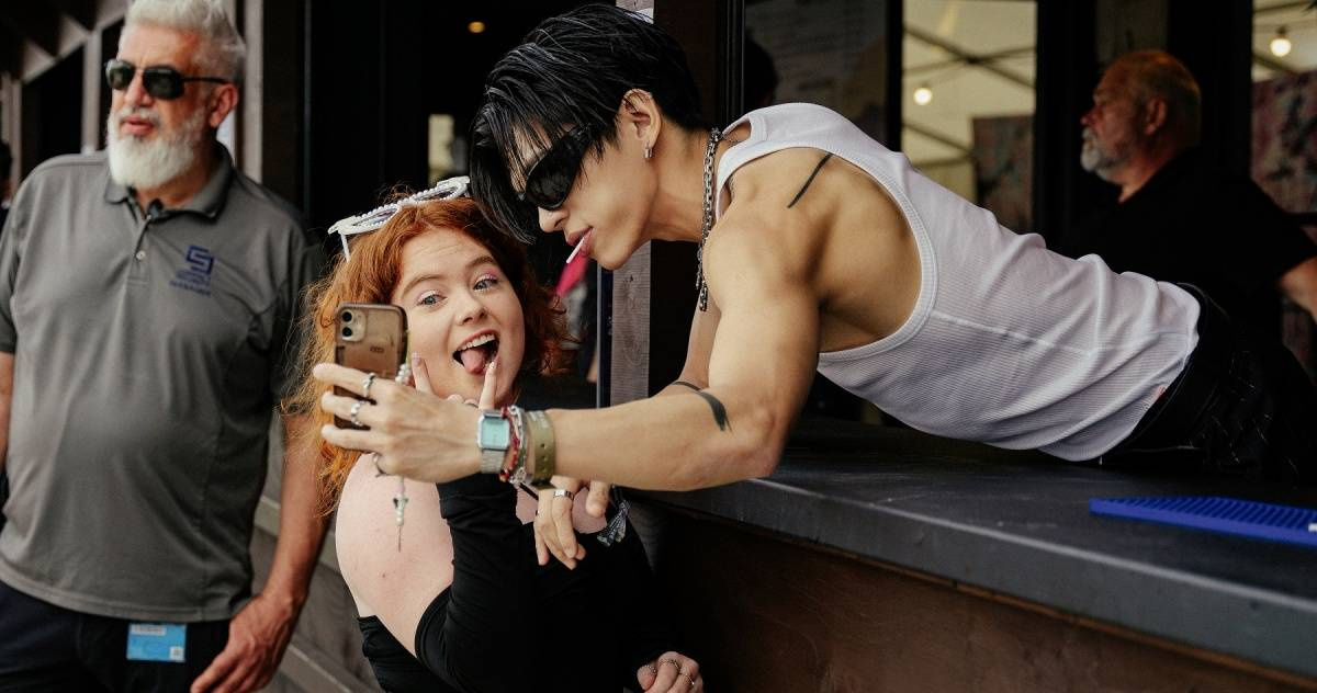 KIRE登英國音樂節5萬人捧場 與觀眾互動被工作人員架走 | 娛樂 | CTWANT