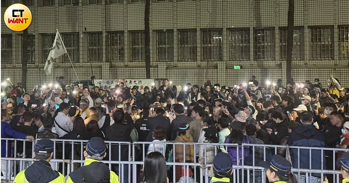 柯文哲3000萬交保！小草集體歡呼 感動到哭了 | 政治 | CTWANT