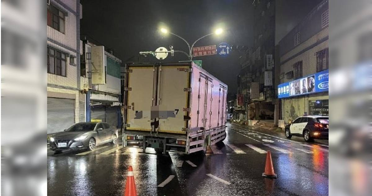 大貨車左轉貪快釀禍！台南號誌桿遭撞斷 警開罰最高1800元 | 社會 | CTWANT