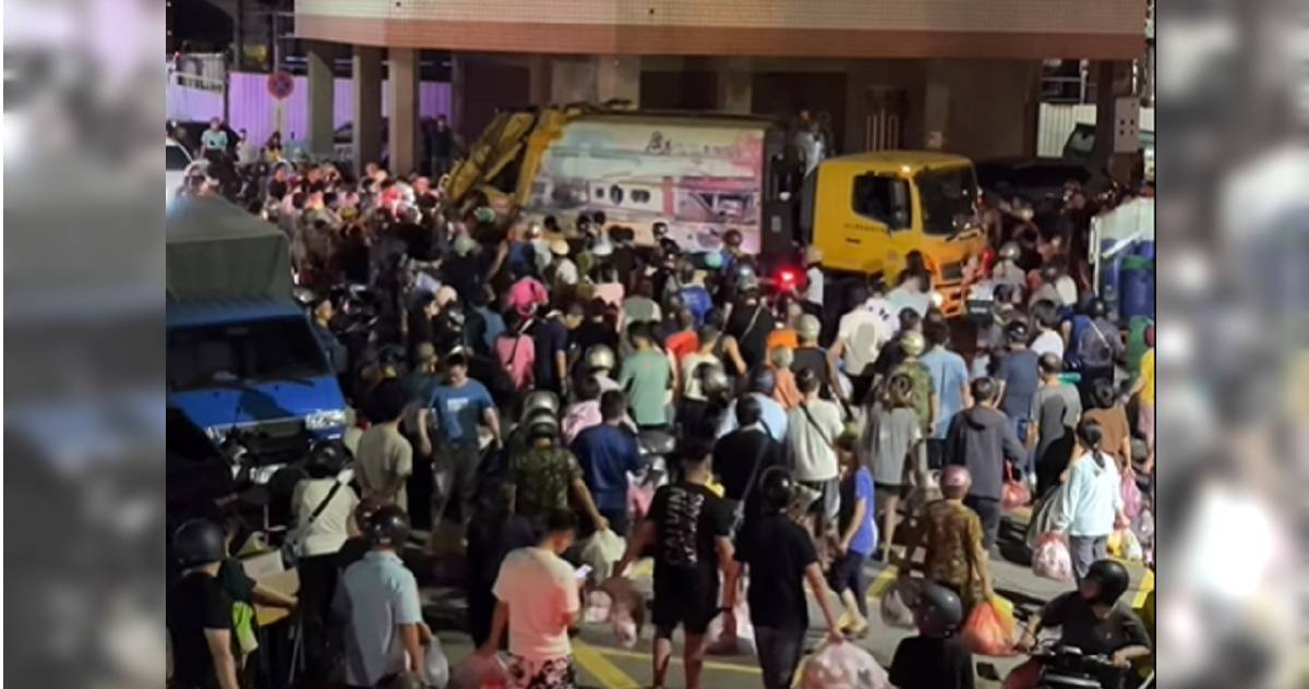 週日停收又遇颱風假！鹿港淹水後垃圾堆爆 400人搶倒垃圾如「史詩級災難片」 | 生活 | CTWANT