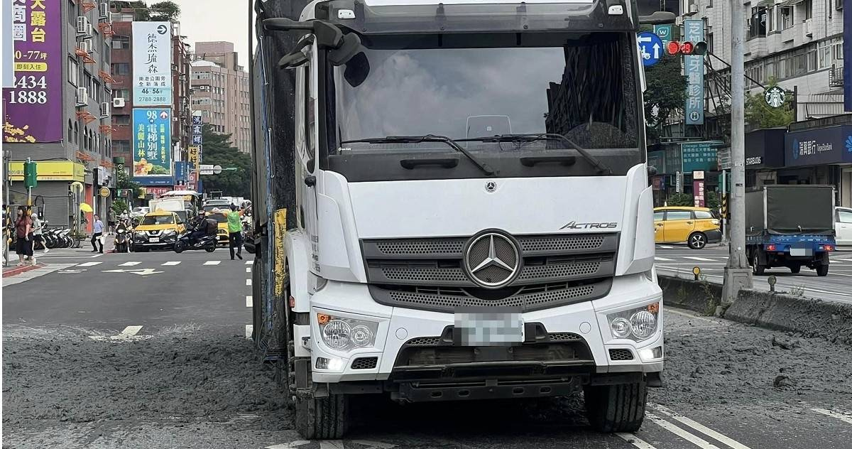 快訊／砂石車廢土洩漏！北市忠孝東路暫停通行 現場畫面曝光 | 社會 | CTWANT