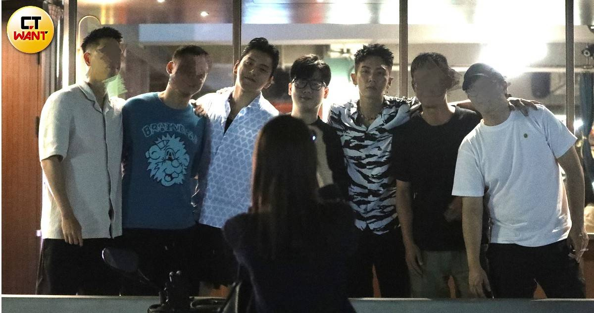 Ella過生日Selina挺6月孕肚現身 柯震東慶生趴陽剛味十足 | 娛樂 | CTWANT