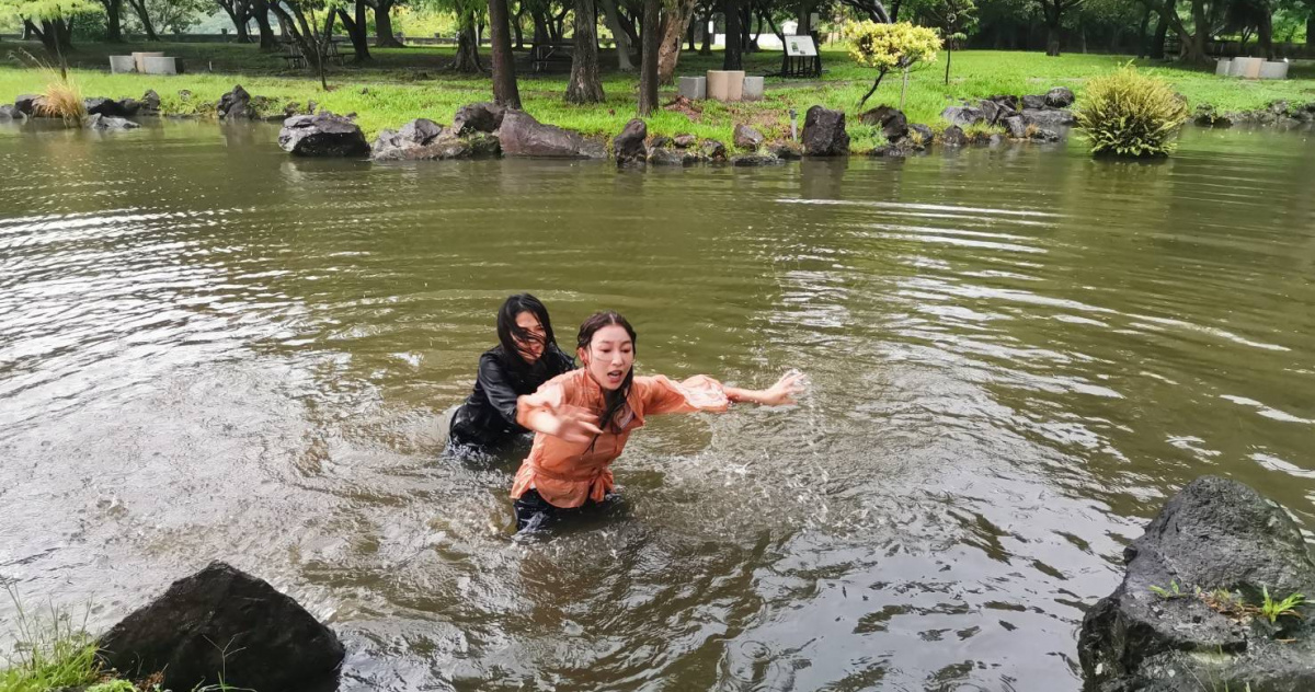 張家瑋扭打楚宣不慎過度換氣 八點檔搶颱風風雨前拍戲 | 娛樂 | CTWANT