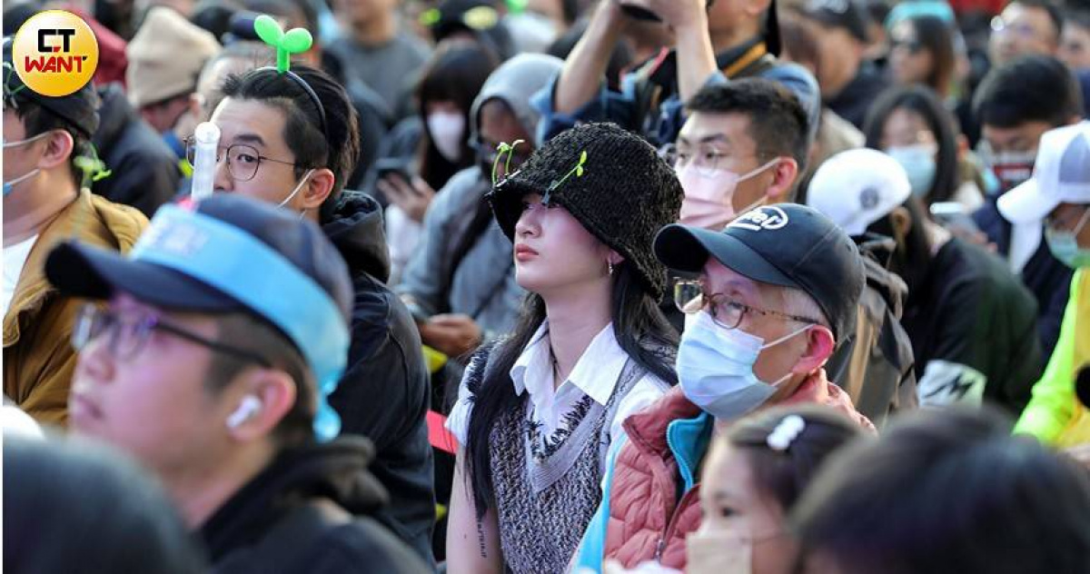 柯文哲開票落後 競選總部低氣壓、支持者沮喪 | 政治 | CTWANT