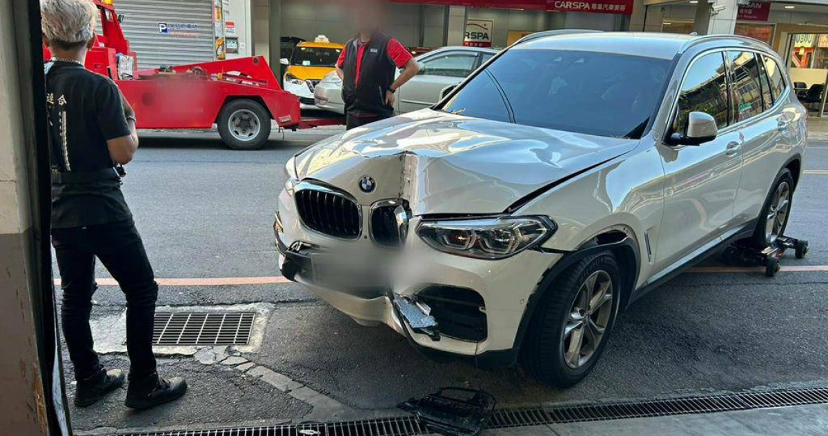 驚魂一瞬！拖吊BMW脫鉤撞柱 車頭嚴重凹陷變V字形 | 社會 | CTWANT