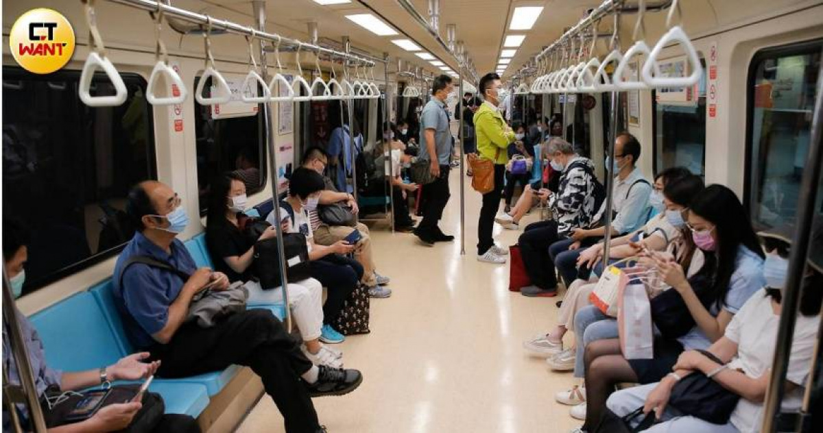 下班搭捷運驚見優先席阿伯狂嘔吐 乘客無辜遭波及！北捷回應了 | 社會 | CTWANT