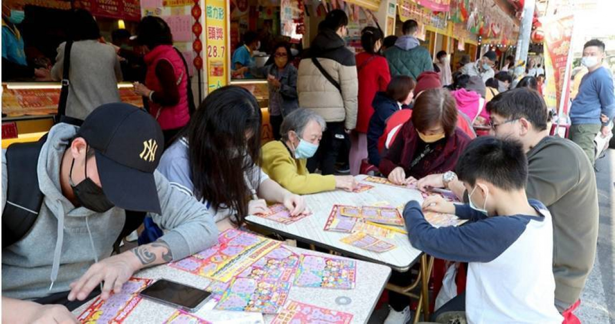 好運到！財神爺微笑 高雄父女檔幸運刮中頭獎2000萬 | 生活 | CTWANT