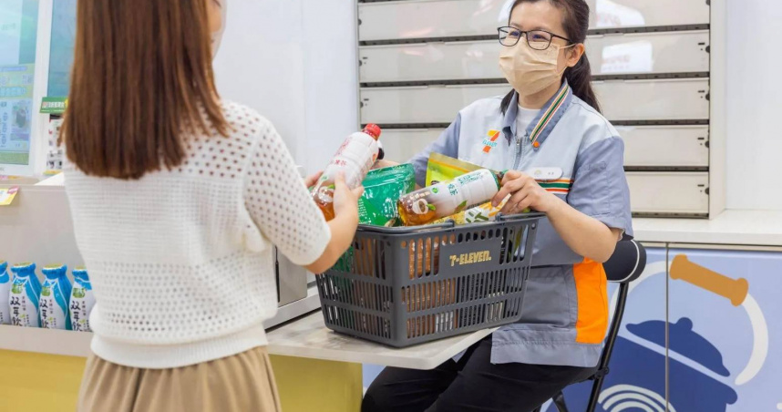 7-ELEVEN店員可「坐著結帳」！還能暫停服務 自行決定名牌稱呼 | 生活 | CTWANT