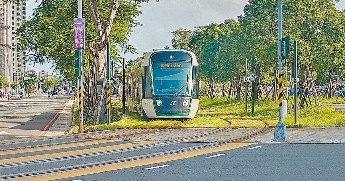 高雄輕軌旁沒種草卻灑水？網友憂「軌道會壞的快」 高捷曝原因 | 生活 | CTWANT