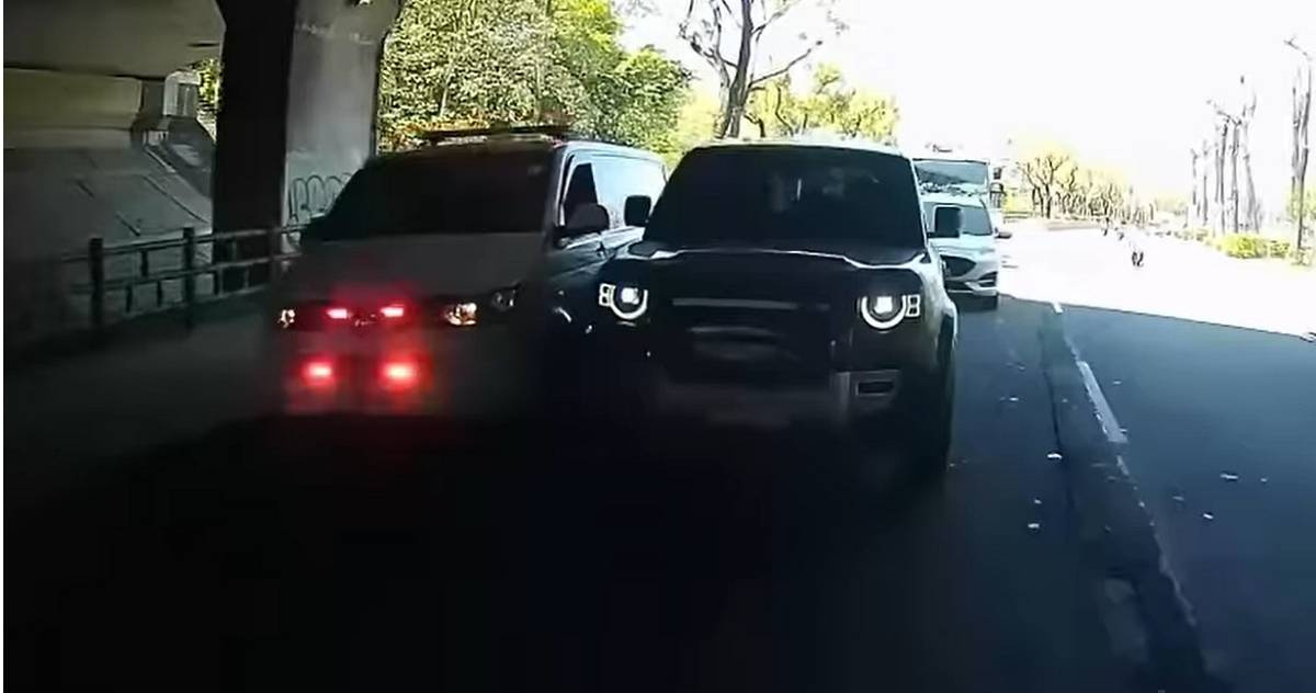 擋路還逼車！他開百萬路虎「併排硬卡救護車」加速開走 網氣罵：做人不要這麼賤 | 社會 | CTWANT