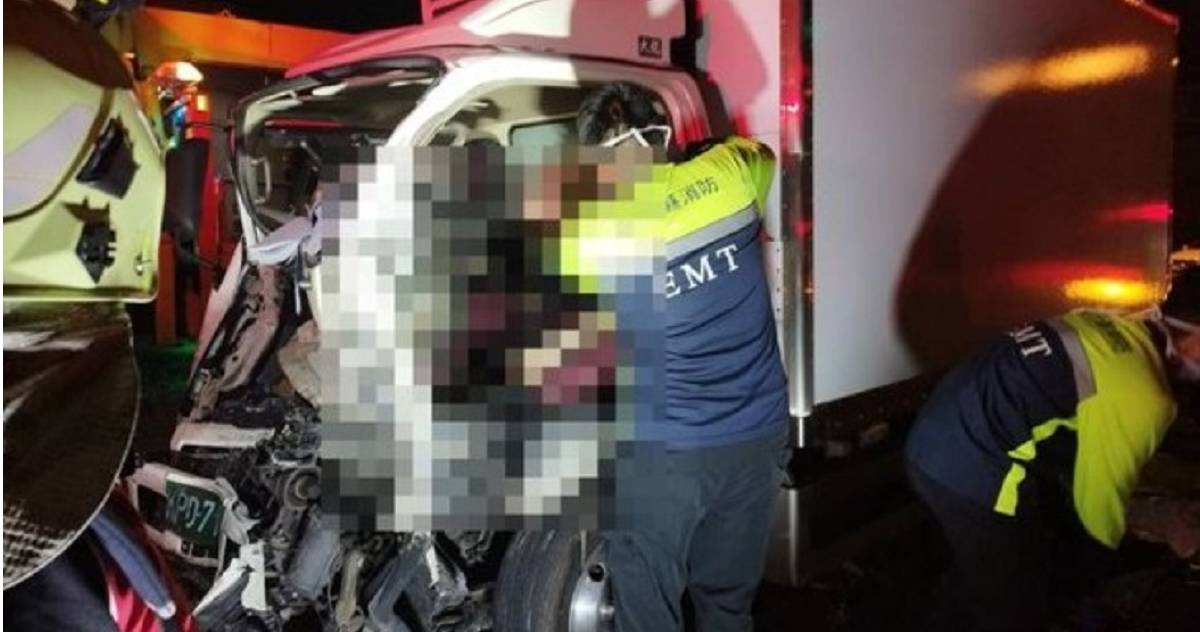 撞擊瞬間曝！竹北貨車猛撞皮卡「車頭全毀」 駕駛OHCA慘斷魂 | 社會 | CTWANT