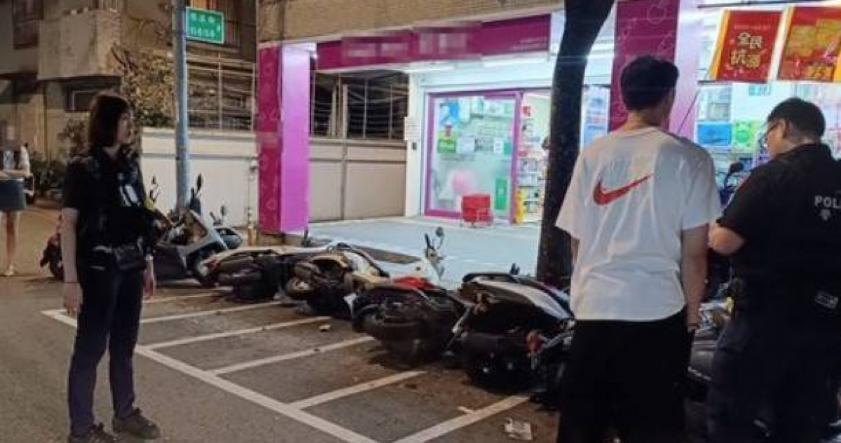 開車撿東西！3寶男「狂掃9機車」慘況曝 OL女友怒：怎麼撞的 | 社會 | CTWANT