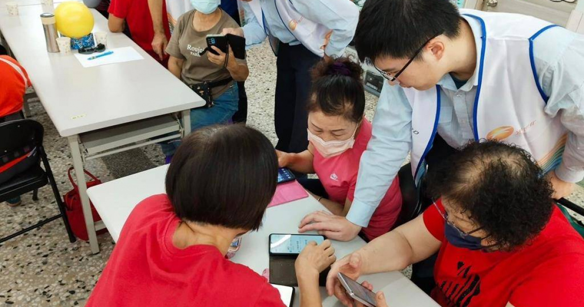 3G即將走入歷史！ 中華電信出動志工教偏鄉長輩用智慧型手機 | 財經 | CTWANT