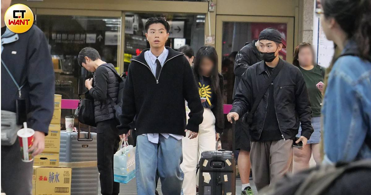 娛樂報報／HowZ忙工作車站覓食 被粉絲包圍親切回應 | 娛樂 | CTWANT