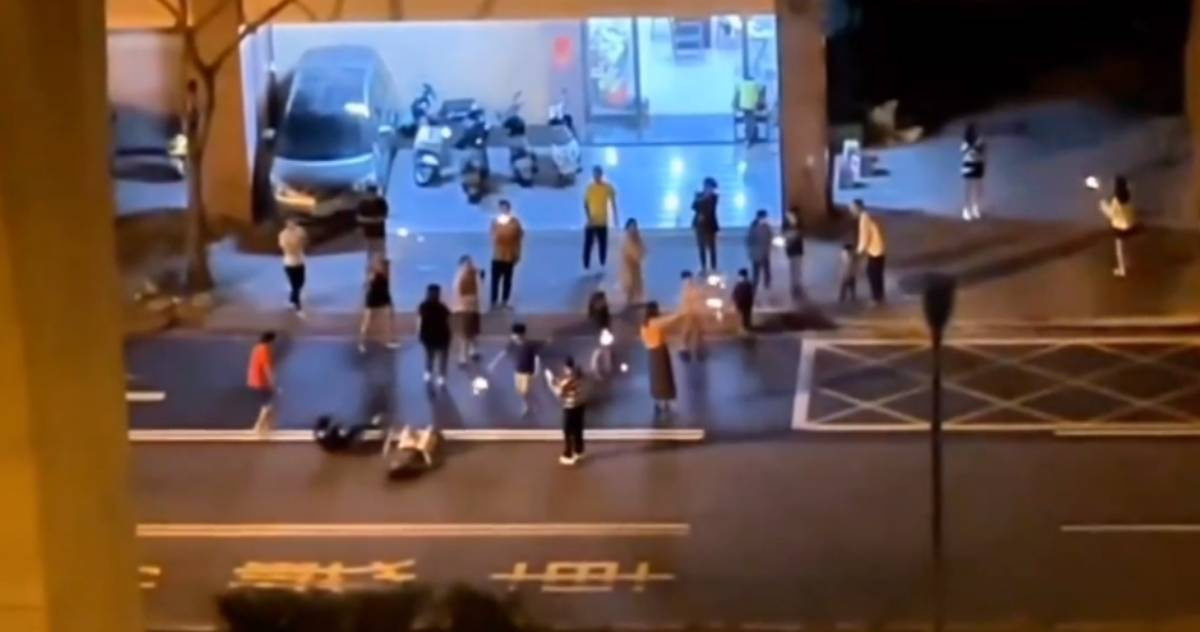 跨年玩太嗨！竟橫躺馬路做仰臥起坐 警方：最高罰6500元 | 社會 | CTWANT