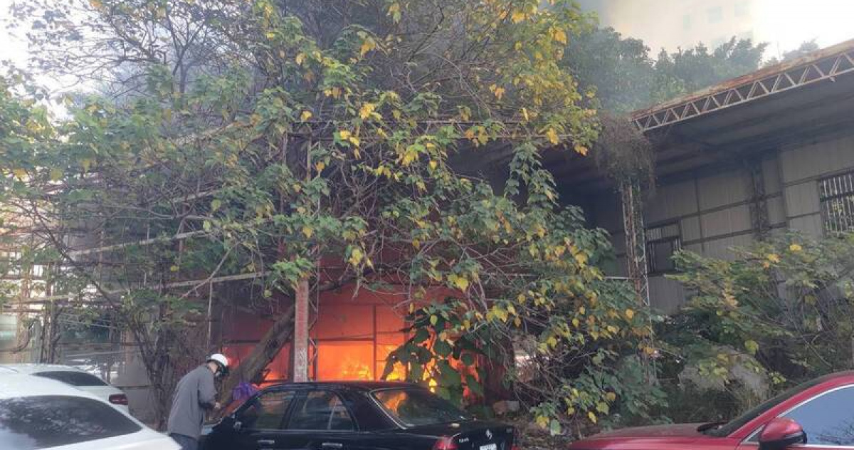 台中市西區火警驚魂！鄰近SOGO商圈鐵皮屋竄出火舌 嚇壞民眾 | 社會 | CTWANT