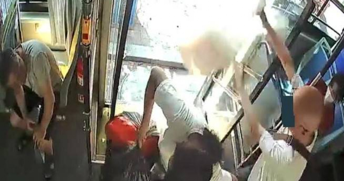 帶貨物上公車沒買票…大媽裝傻回座位 下秒遭「乘客2腳踹下車」 | 國際 | CTWANT