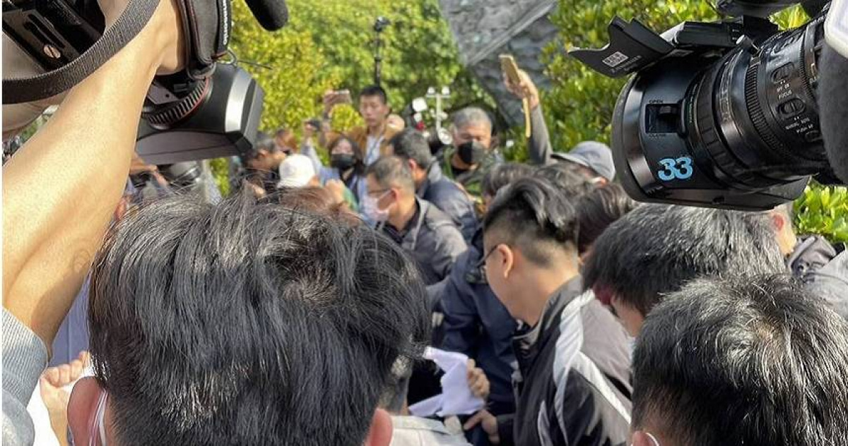 蔣萬安228致詞 這群人突衝入嗆：殺人兇手下跪道歉 | 政治 | CTWANT