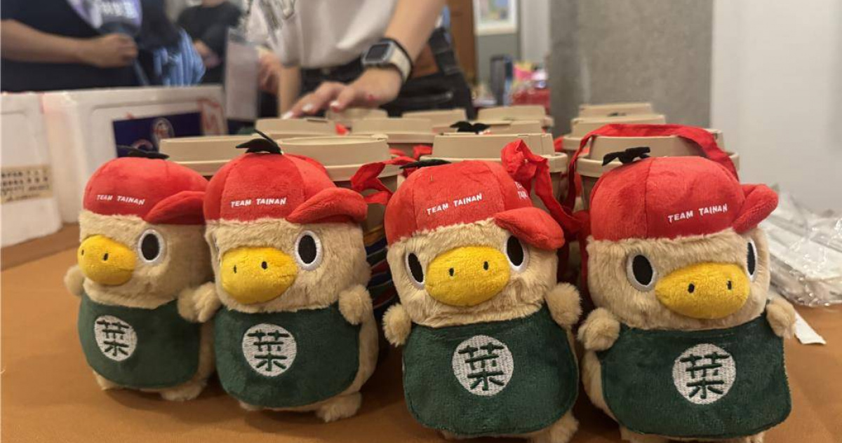 「菜奇鴨」杯套爆紅買不到！網友敲碗黃偉哲 開放抽獎湧近萬人留言 | 生活 | CTWANT