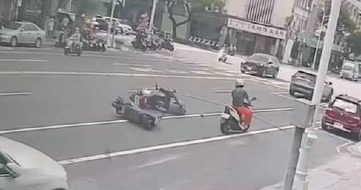 高雄騎士載4公尺水管橫掃2車道！ 波及2名騎士慘摔送醫 | 社會 | CTWANT