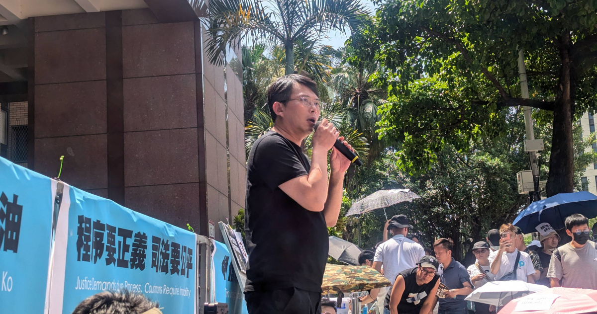 小草包圍北檢遭舉牌 黃國昌現身：要最簡單的公平正義 | 政治 | CTWANT