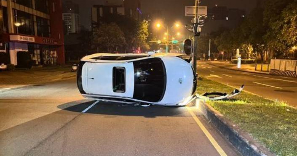 T字路口右彎！台中轎車猛撞分隔島「側翻」 男駕駛爬天窗脫困 | 社會 | CTWANT
