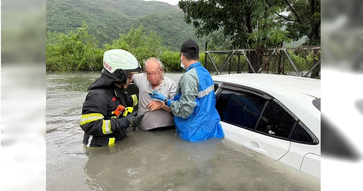 豪雨襲擊台東太麻里！水淹及腰畫面曝 人車受困消防徒步涉水救援 | 生活 | CTWANT