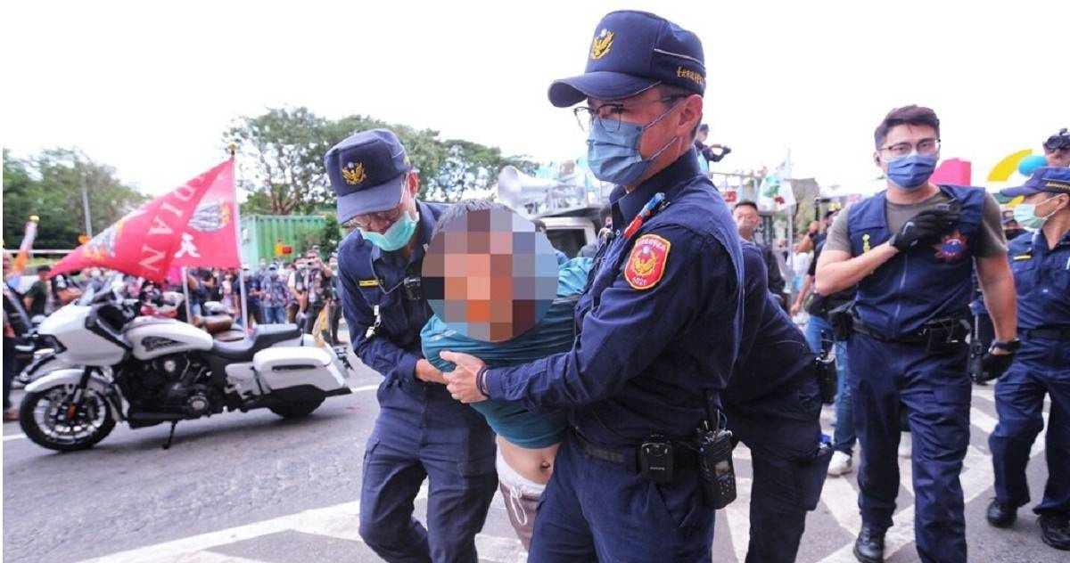 陳時中下午辦大遊行 男子持利刃衝上宣傳車遭警壓制 | 社會 | CTWANT