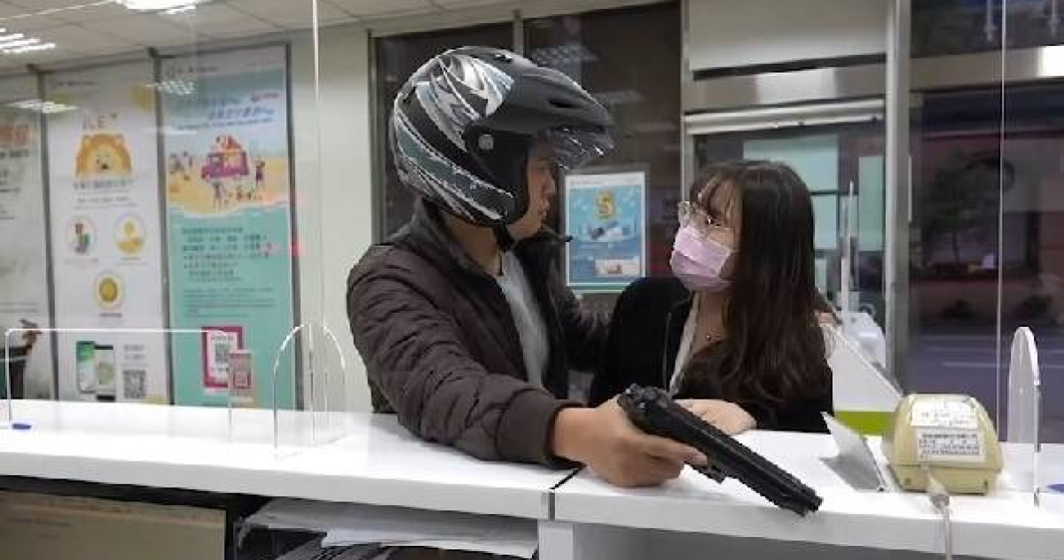 匯50萬巧遇初戀男友搶銀行？ 松山警防搶演練結合反詐騙 | 社會 | CTWANT