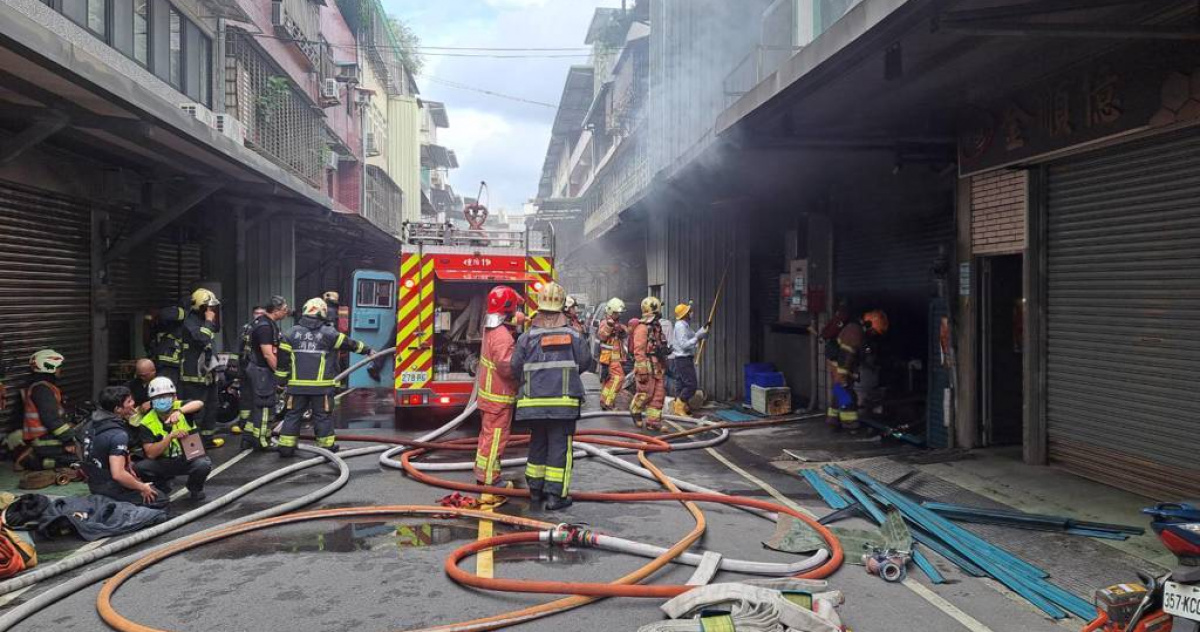 疑機台起火！新北三重電鍍工廠火警 消防小隊長「四肢無力」送醫 | 社會 | CTWANT