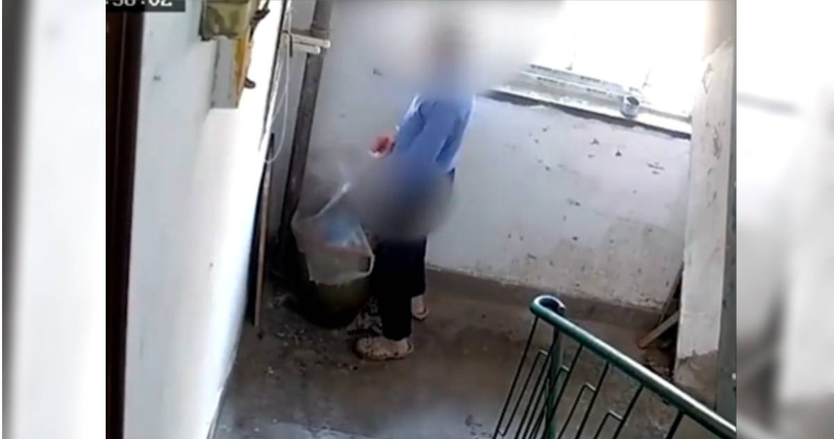 大陸阿伯往鄰居家酸菜缸撒尿 完事還仔細整理裝沒事 | 國際 | CTWANT