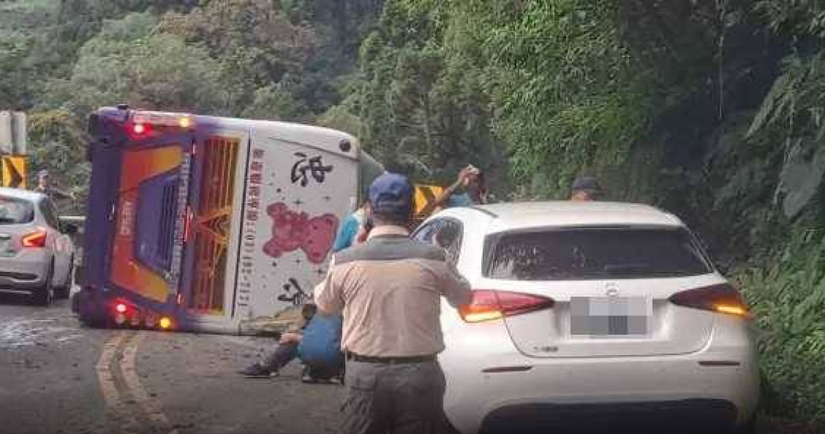 遊覽車宜蘭撞山翻車釀1死38傷 公路局：駕駛6年遭罰6次 | 社會 | CTWANT
